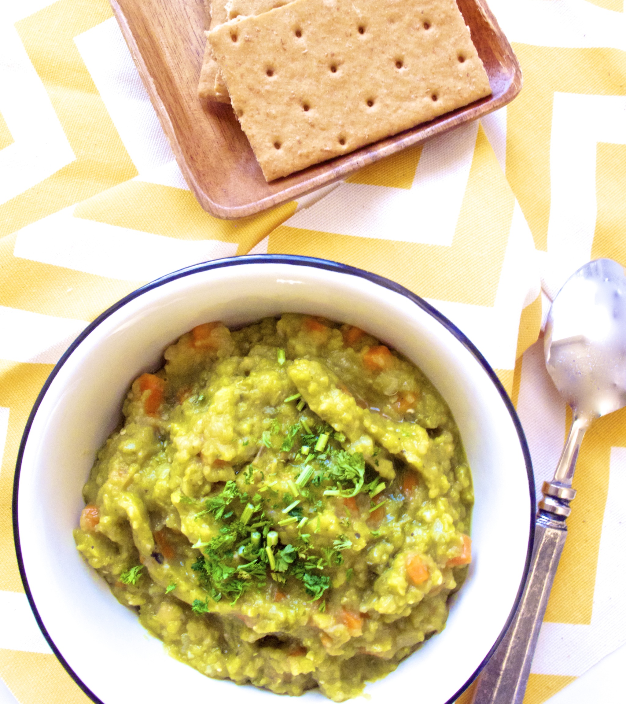 Sopa de chícharo seco y otras verduras en crock pot