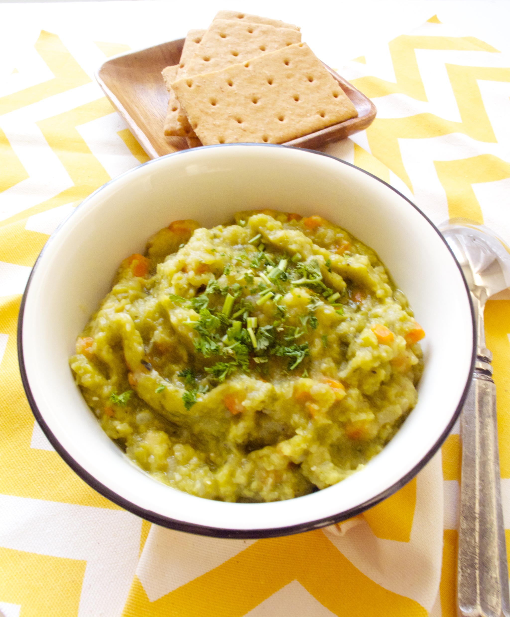 Sopa de chícharo seco y otras verduras en crock pot