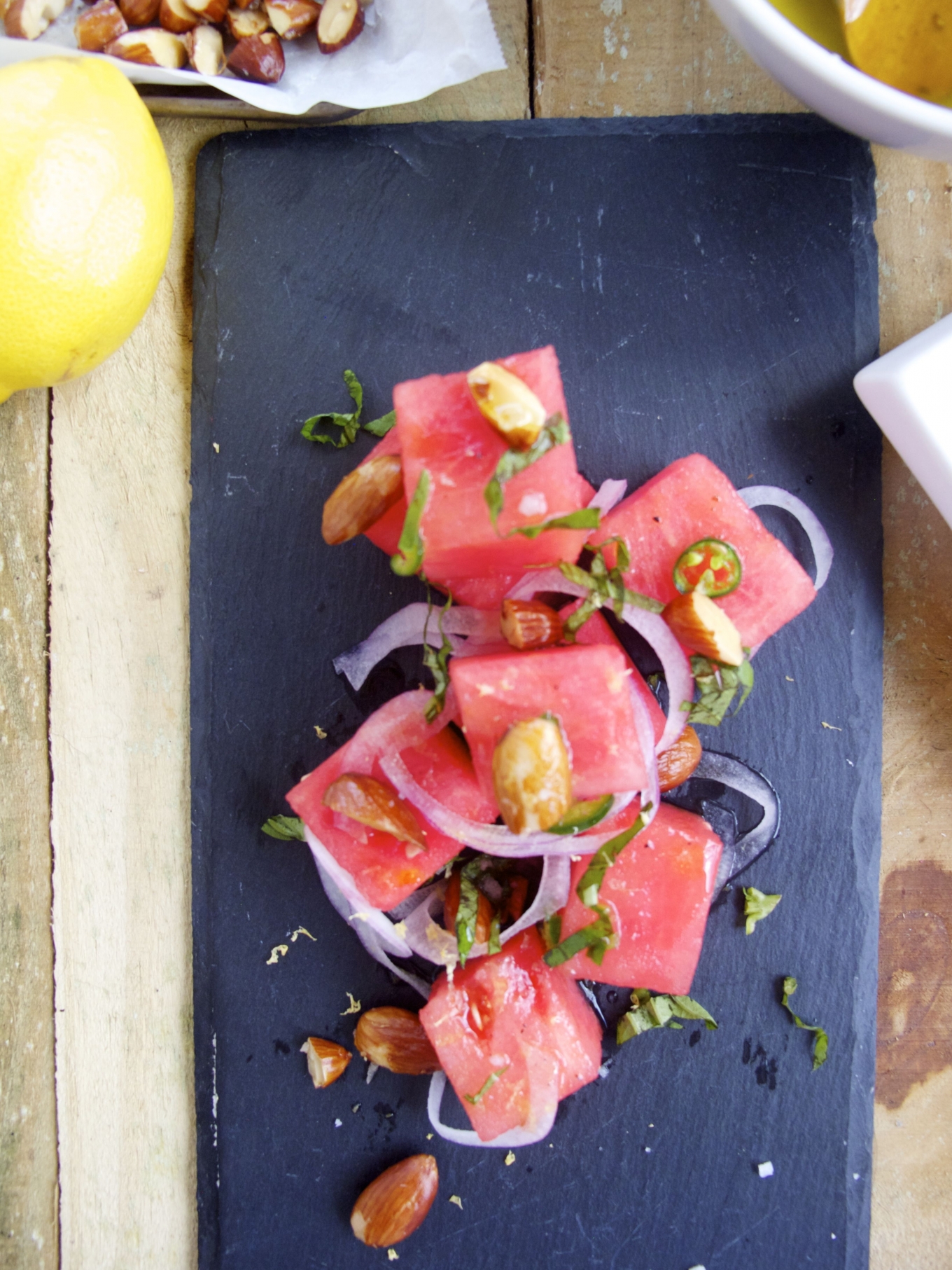 Ensalada de sandía con chile serrano y almendras