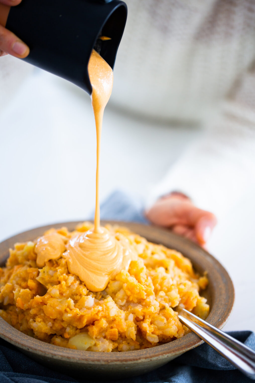 Puré de papa y camote con queso vegano de chipotle