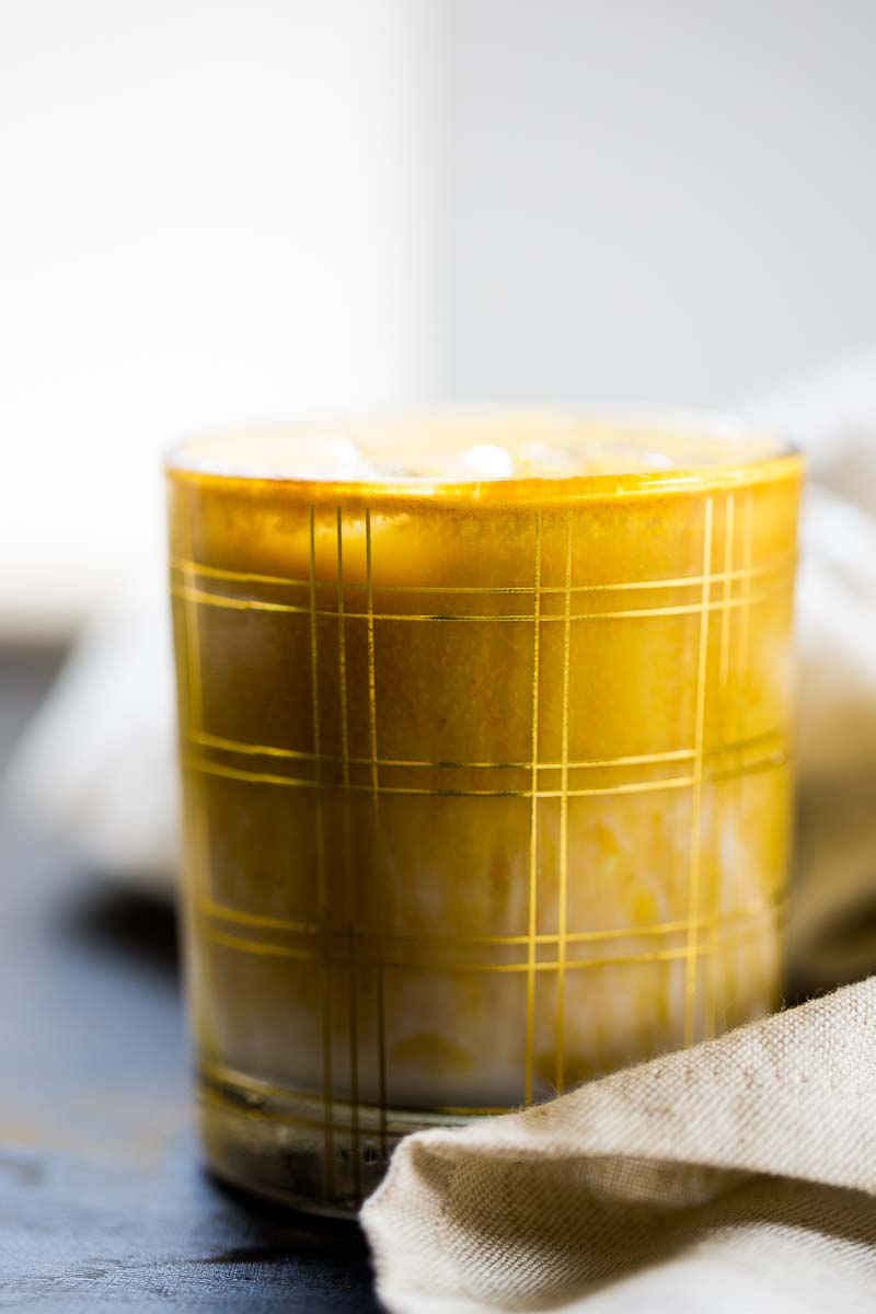 Latte dorado, café con turmeric (cúrcuma) | Piloncillo & Vainilla