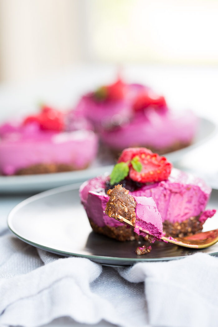 Pay vegano de "queso" con frambuesa y costra de chocolate