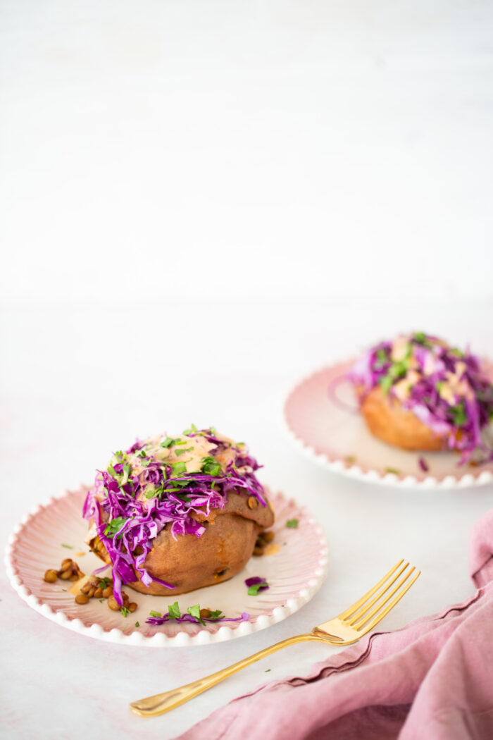 Camote relleno con lentejas con salsa bbq y col morada con chipotle ...