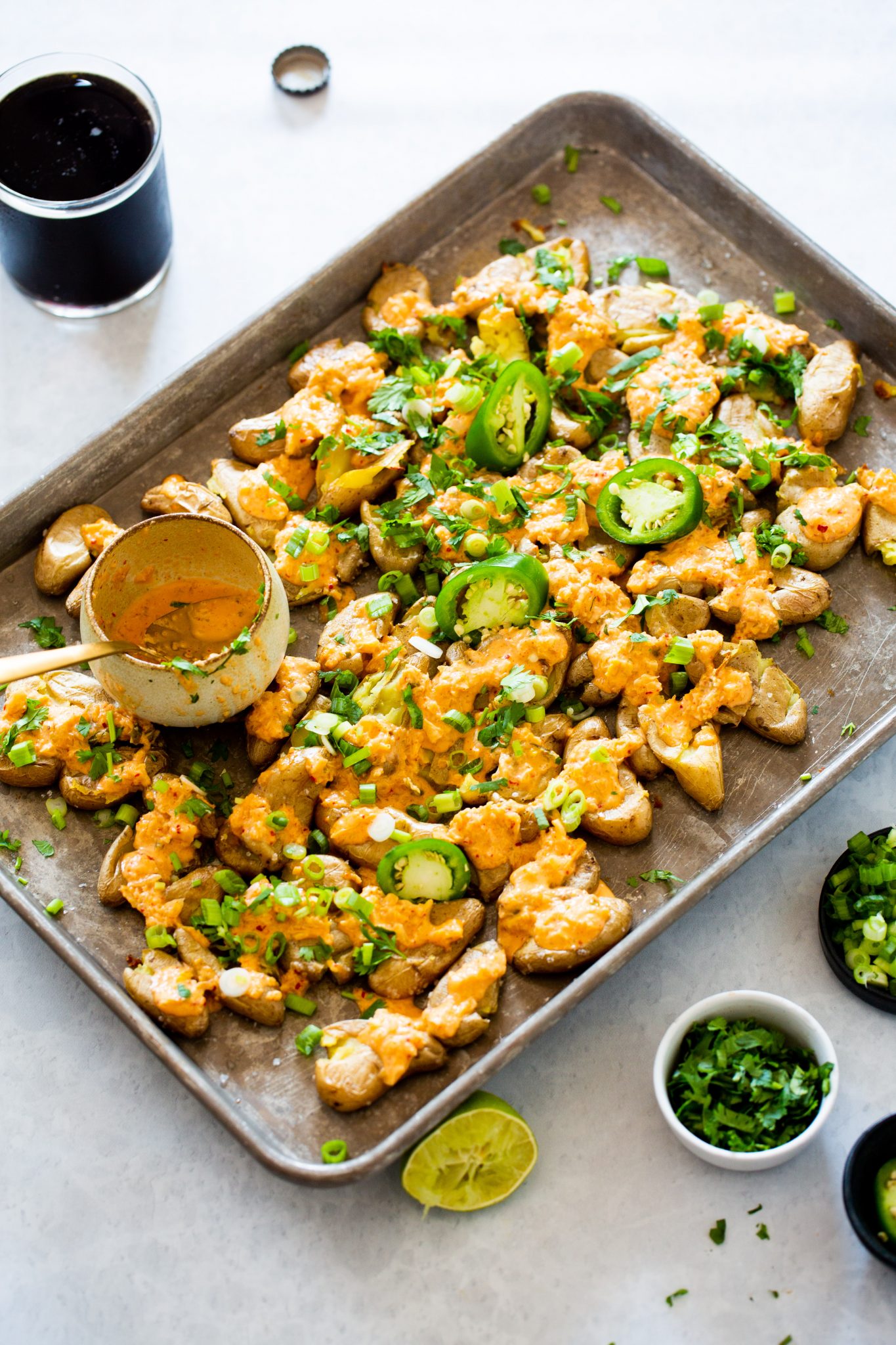 Botana perfecta de Papas Aplastadas con Kimchi Mayo