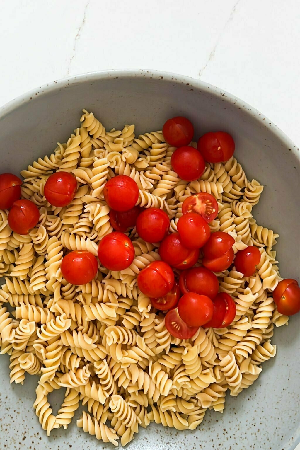 Ensalada de pasta con aderezo de limón amarillo