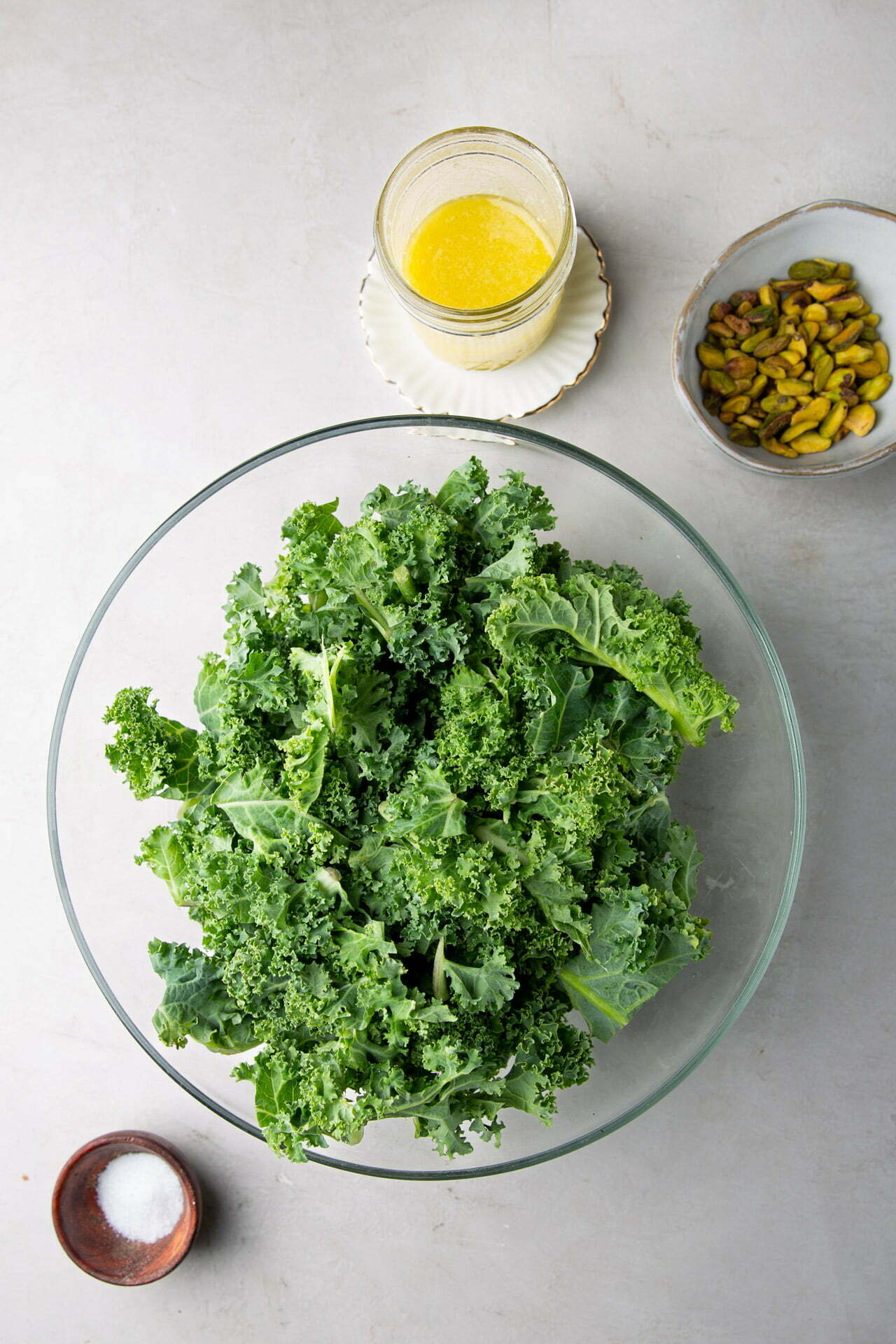 Ensalada de kale con aderezo de limón amarillo