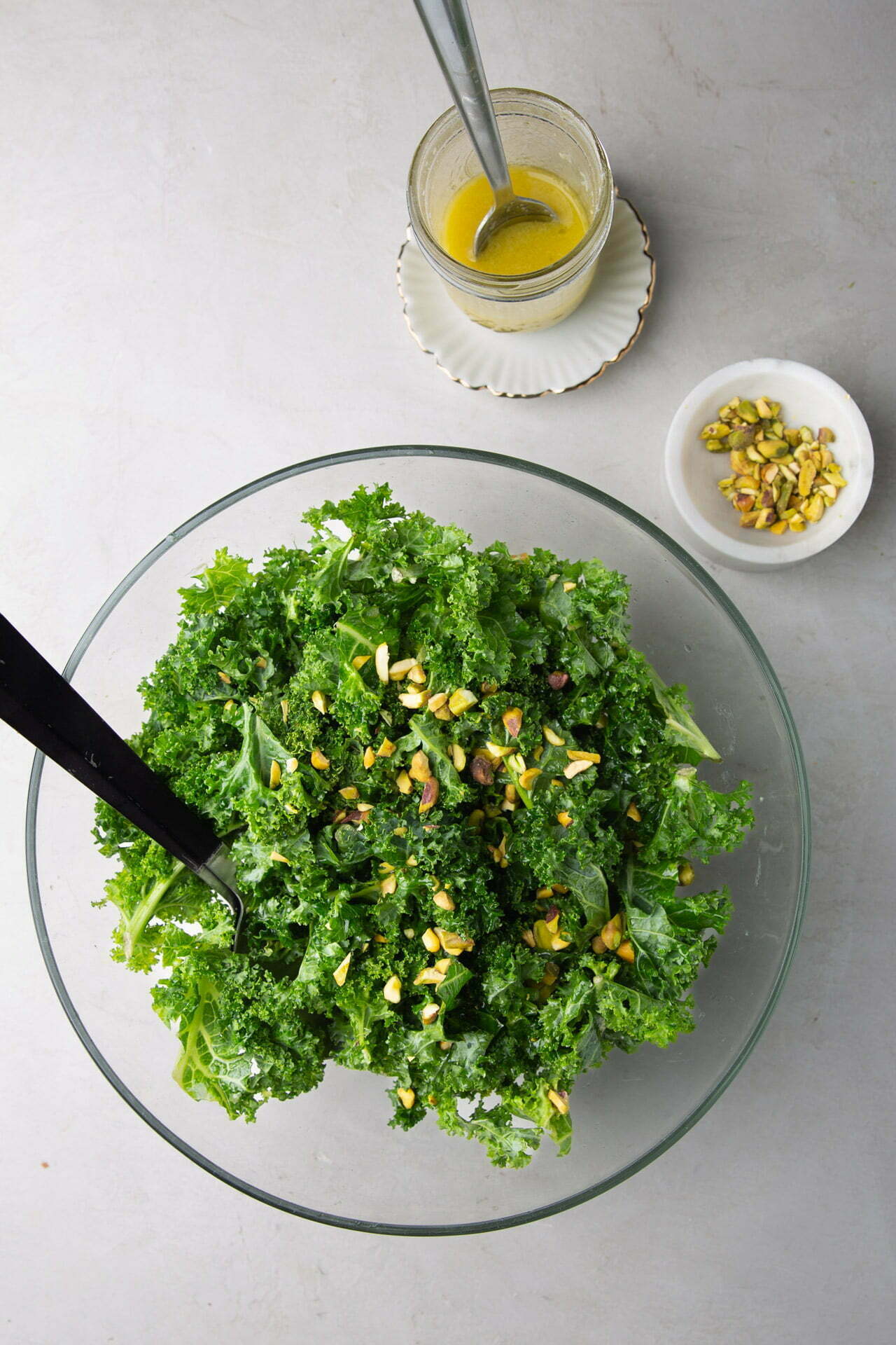 Ensalada de kale con aderezo de limón amarillo
