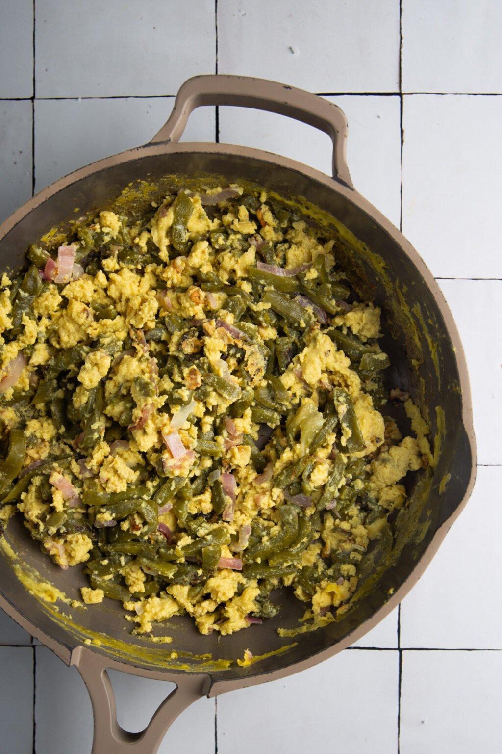 Nopales con huevo (vegano)